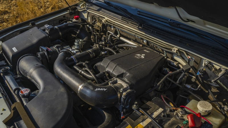 Mitsubishi Pajero 3.8L V97 6G75 HKS Centrifugal Supercharger Kit