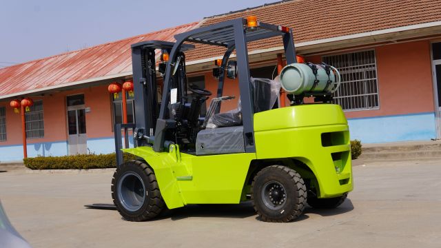 4000 5500 6000 Lbs Diesel Engine Forklift with Fork Positioner