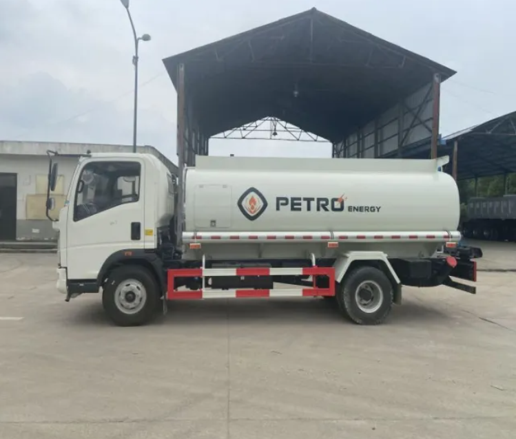 SINOTRUK HOWO 4x2 LIGHT FUEL TANKER TRUCK,Sinotruk Tank Truck