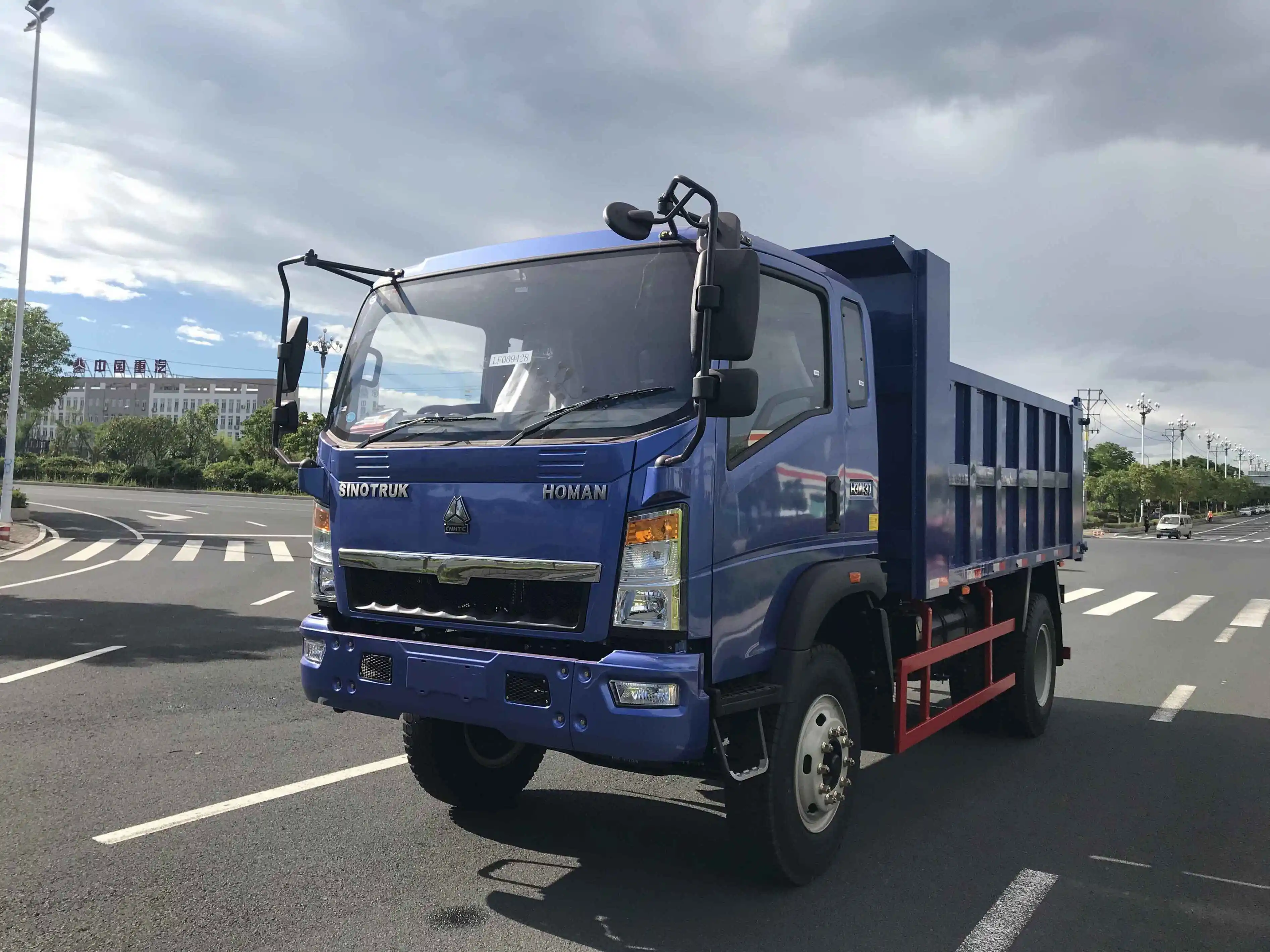 SINOTRUK HOWO 4x2 LIGHT TIPPER TRUCK,Sinotruk Cargo Truck