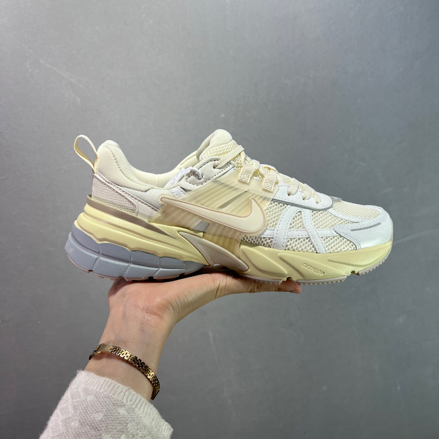 Nike V2K Run Pale Ivory HQ1512-110
