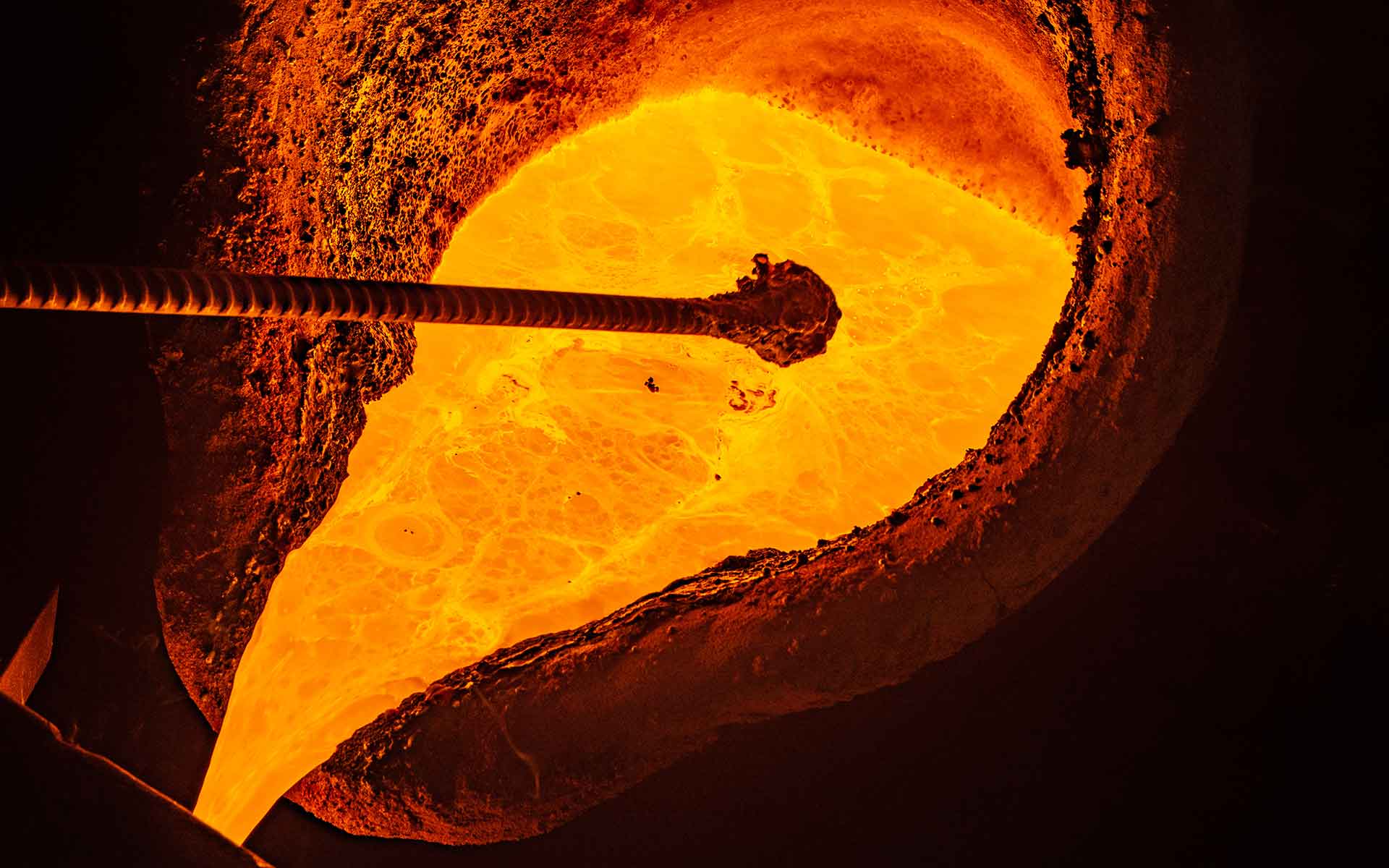 What is the steel smelting process like?