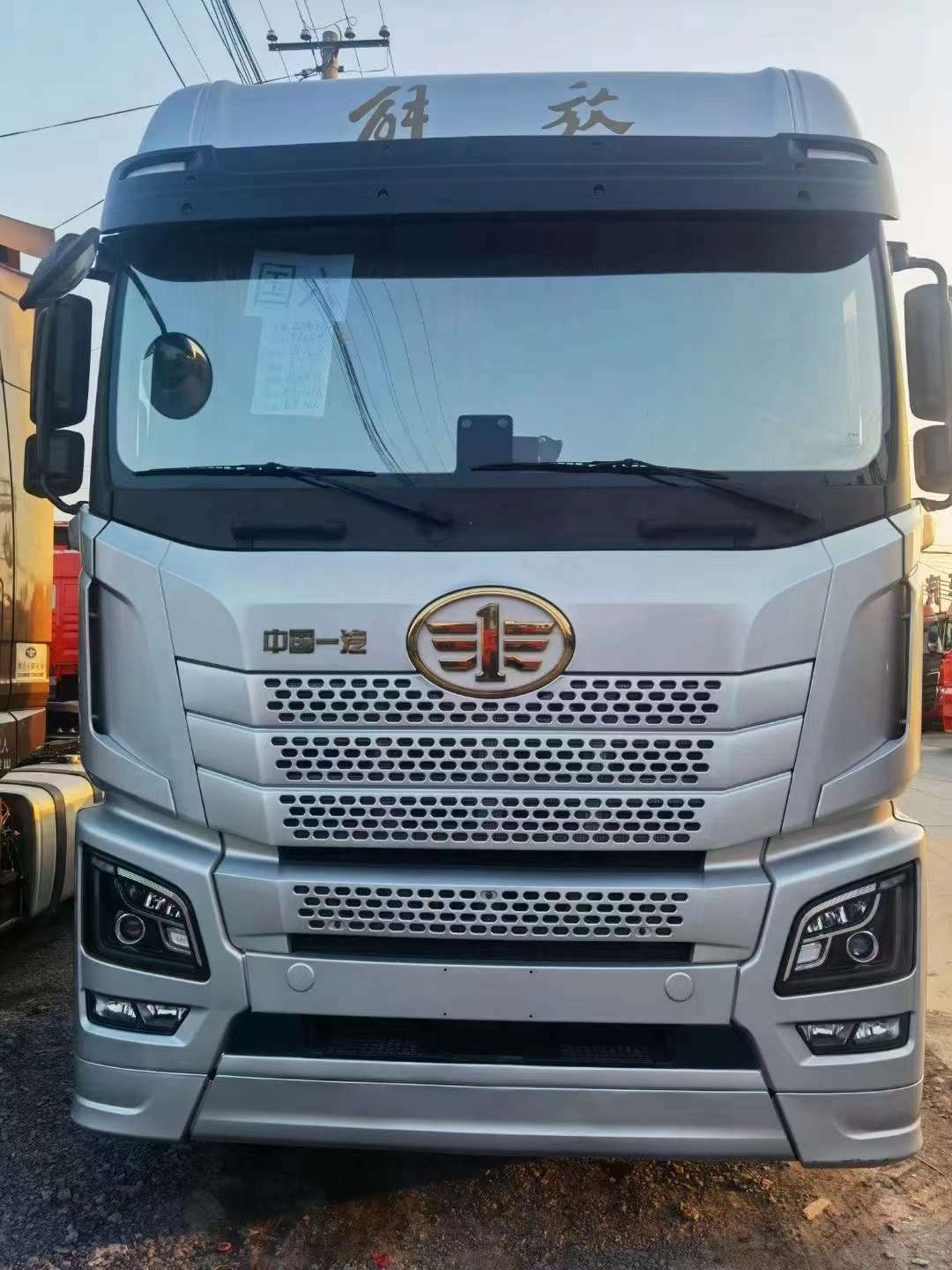 Jiefang JH6 560 horsepower used tractor